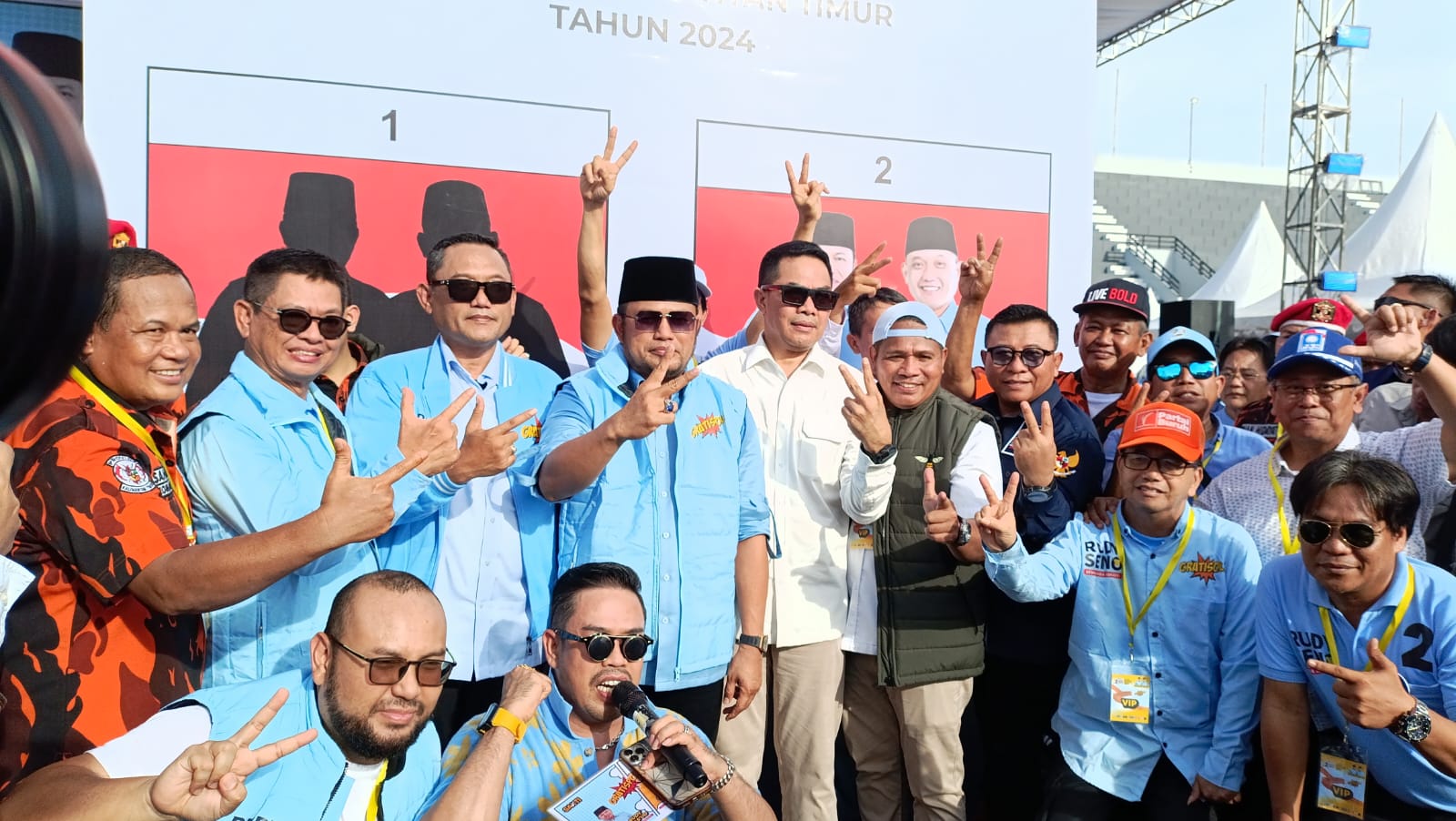 Gelora Kadrie Oening Jadi Lautan Biru Konser Akbar Rudy-Seno ... Gelora Kadrie Oening Jadi Lautan Biru Konser Akbar Rudy-Seno ...